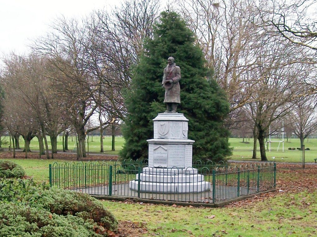 Governo irlandês deverá retirar estátua de ex-líder republicano com ...