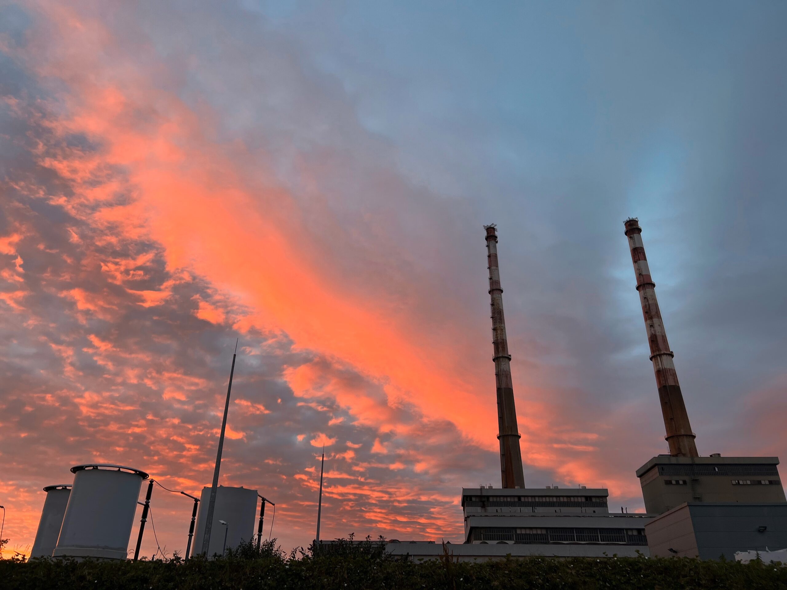 As icônicas chaminés da Poolbeg: a história por trás da usina de Dublin
