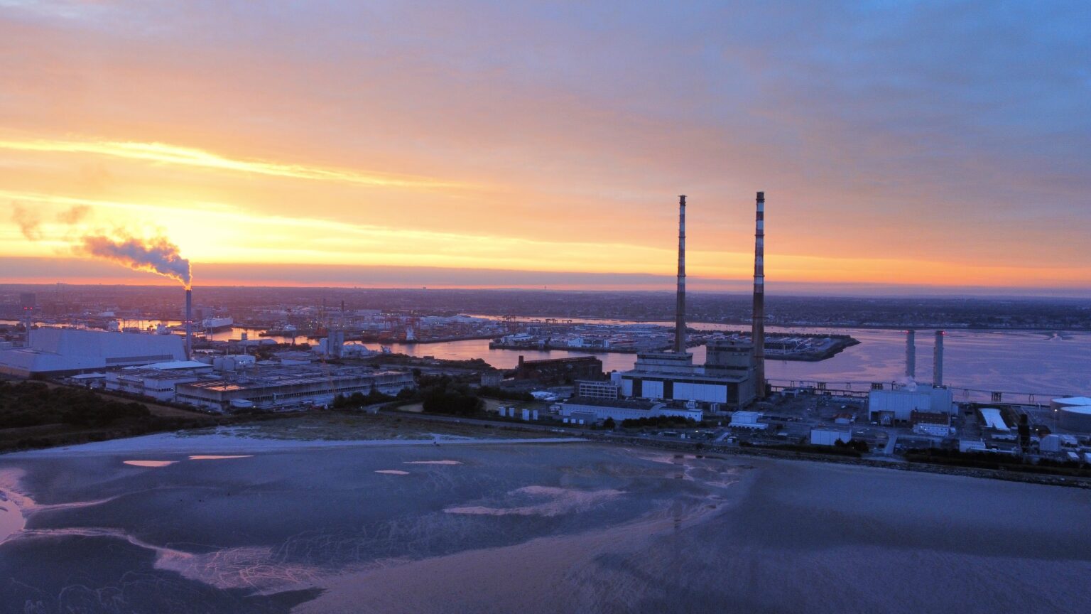 As icônicas chaminés da Poolbeg: a história por trás da usina de Dublin